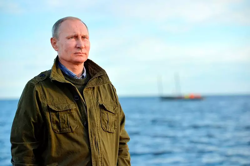 Vladimir Putin Uachtarán na RúiseFirst place D'ainmnigh an iris Forbes Uachtarán na Rúise Vladimir Putin an duine is mó tionchair ar domhan den cheathrú huair. De réir an fhoilseacháin údarásach, déanann ceannaire na Rúise a sprioc a bhaint amach go seasta faoi aon choinníollacha agus in aon chríoch.