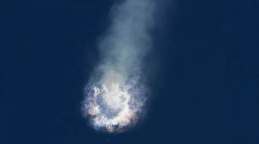 Falcon 9 Kecelakaan serupa terjadi tahun lalu dengan kendaraan peluncuran American Falcon 9. Gagasan para insinyur Amerika tidak bertahan bahkan lima menit setelah peluncuran: pada yang ketiga, helium bocor melalui celah ke tangki oksigen cair, yang menyebabkan ledakan kuat. Truk Naga tenggelam bersama dengan Falcon.