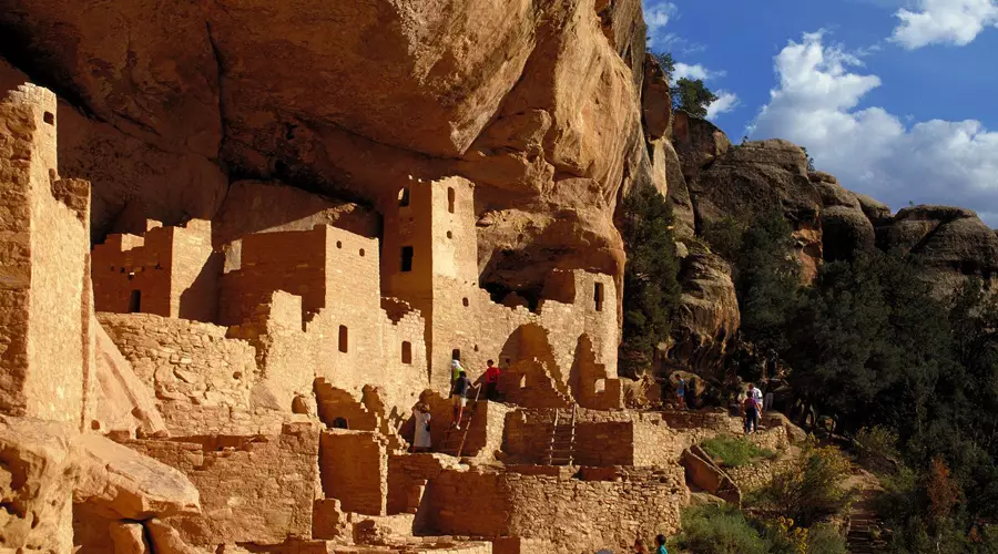 Mesa Verde Colorado, USA Denna konstiga stad byggdes en gång i tiden av anasaziindianerna, vars spårforskare utan framgång försöker hitta i historiens turbulenta vågor. Anasazi -arkitektur är mycket ovanligt: ​​till exempel kan ett hus ha 150 rum samtidigt.