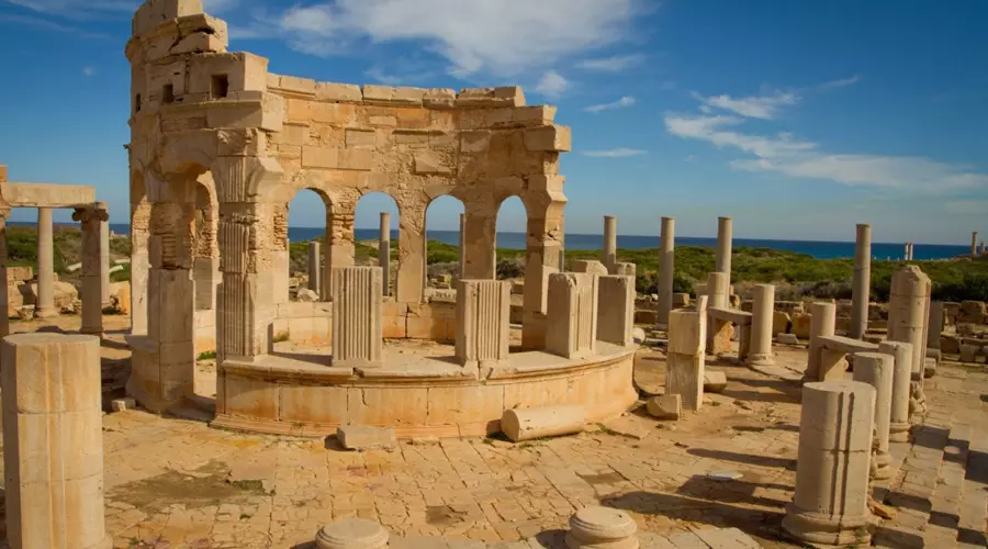 Leptis Magna Libya Bajarê bazirganiyê yê kevnare yê Romayiyan li Afrîkaya Bakur tenê di nîvê salên 1930-an de hate vedîtin. Leptis Magna di sala 365 -an de ji tsunamiyek xedar xelas bû û ji hingê ve hêdî hêdî xera bûye. Bi demê re, Sahara îdîa kir ku navenda şaristaniya berê ya tevahiya herêmê ye û bajar di nav xweliyê de hate veşartin.