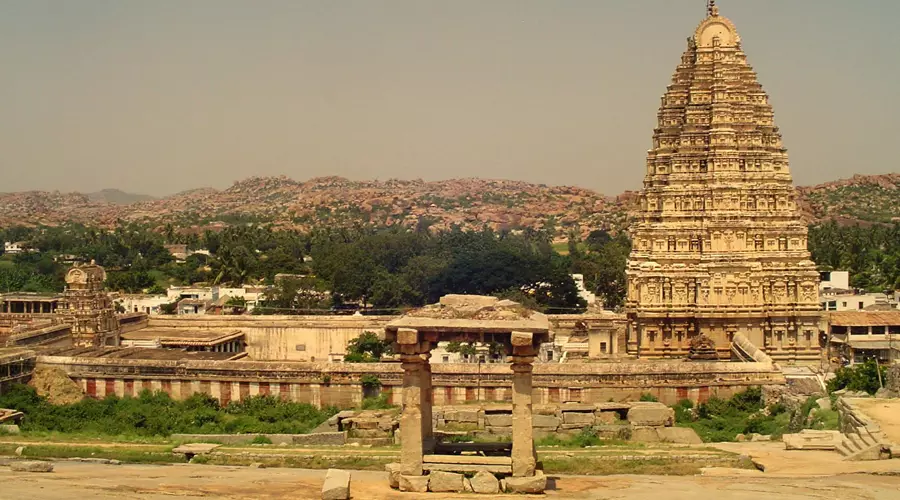 Virupaksha Indien Vijayanagar-rikets storhetstid föll på XIV-XVI-århundradena. En av de viktigaste städerna i denna kultur var den fria Virupaksha, vars härskare ofta började bråk med sina muslimska grannar. Detta ledde till en tragedi: år 1565 föll Virupaksha under angrepp av muslimska horder - stadens befolkning massakrerades och templen förstördes till marken.