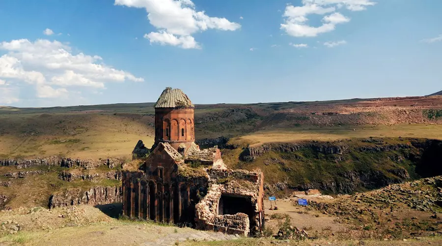 Ani Türkei Die Stadt von 1001 einer Kirche war bis 1045 die Hauptstadt Armeniens. Forscher sind heute erstaunt über die Größe der lokalen Architektur: Antike Architekten haben einzigartige Denkmäler geschaffen, von denen die meisten leider bereits zerstört wurden.