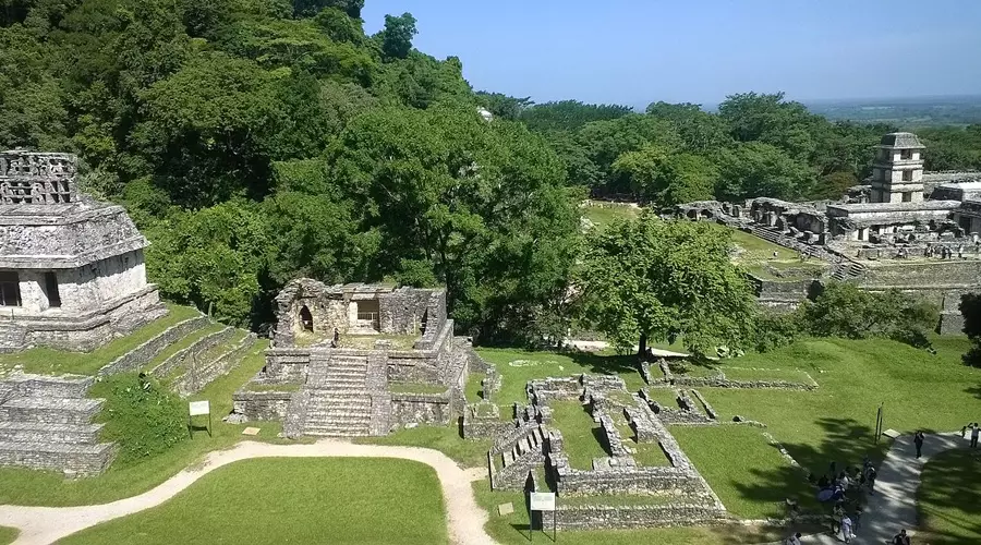 Palenque Mexique Grande ville, centre de la vie maya aux III-VIII siècles et capitale du royaume Baakul. Au IXe siècle, des tribus sauvages sont venues de la côte du golfe du Mexique et ont détruit la ville.