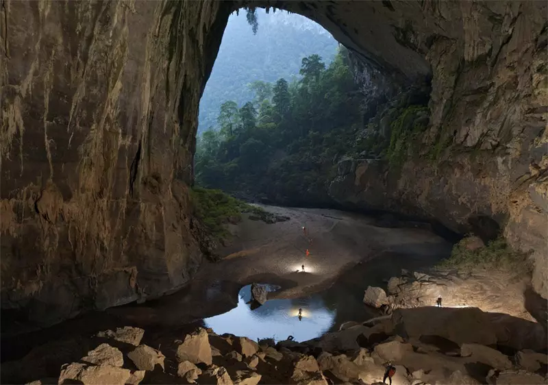 Pećina se nalazi u centralnom Vijetnamu, u provinciji Quang Binh. Shondong se nalazi u Nacionalnom parku Fongya Kebang, 500 kilometara južno od Hanoja.