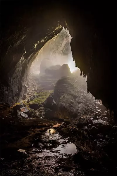 चलती वायुराशियों के तापमान में अंतर के कारण गुफा में कोहरे और बादल बनते हैं।