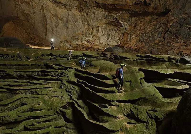 A primeira expedición non foi tan longa: os espeleólogos atopáronse cunha barreira natural: unha parede de calcita de 60 metros de altura, que recibiu o nome de Gran Muralla Vietnamita.