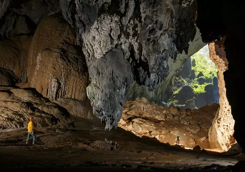 Masana kimiyya sun kiyasta shekarun kogon a sama da shekaru miliyan biyu. Tun da kogon duk wannan lokacin ya keɓe daga tasirin duniyar waje, an kafa microclimate nasa a cikinsa.