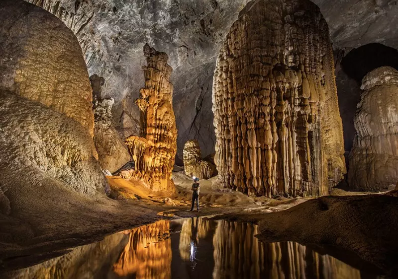 Une rivière souterraine profonde coule dans les profondeurs de la grotte, qui inonde certaines parties de la grotte pendant la saison des pluies.