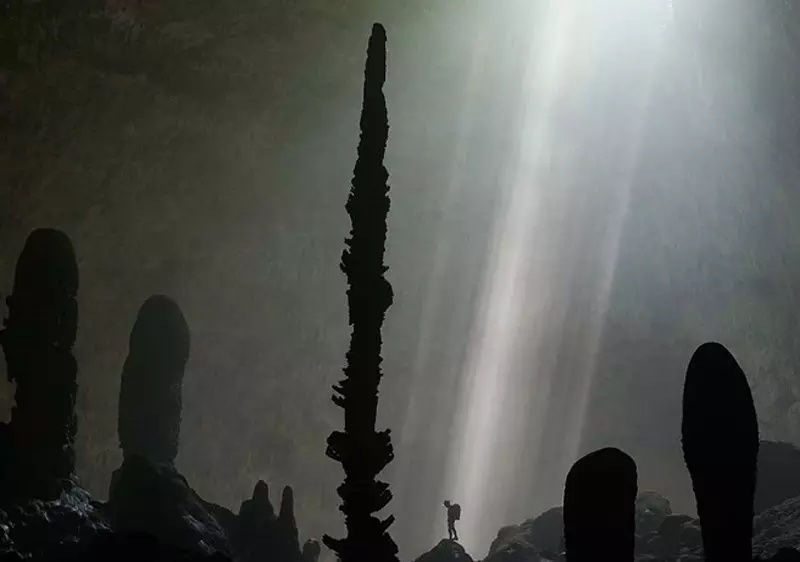 L'un des endroits les plus impressionnants de la grotte est le jardin des cactus, une salle qui abrite des stalagmites géantes pouvant atteindre 70 mètres de hauteur. Aux rayons du soleil, ils ressemblent à des cactus d'une taille incroyable.