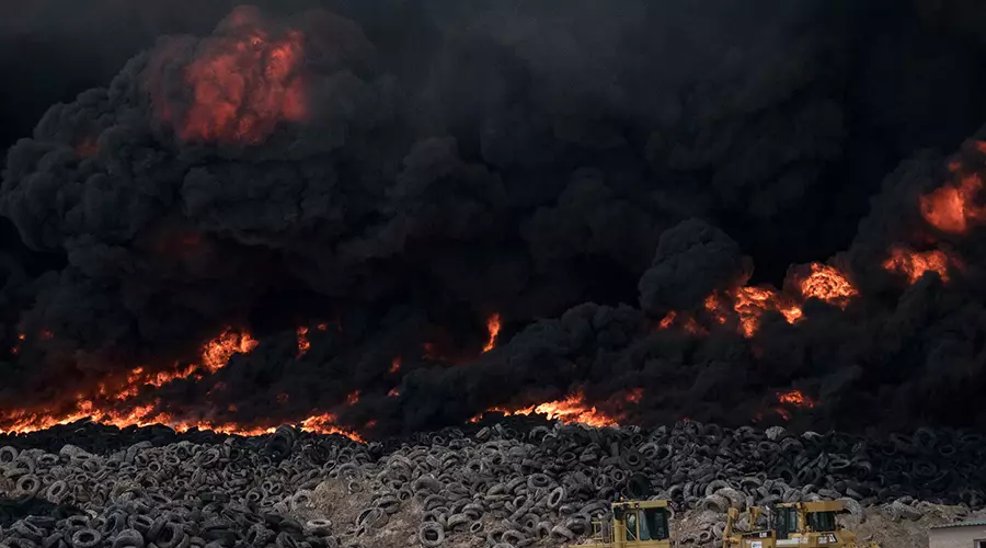 Kebakaran getah besar Pada 7 April 2012, terdapat kebakaran terbesar di Sulabiya. Lebih dari seribu anggota bomba dan tentera dari Kuwait berusaha menenangkan api. Mereka mengambil masa sebulan untuk memadamkan api. Sepuluh juta ban terbakar menandakan tempat pembuangan sampah Sulabiya dengan tiang asap hitam yang meracuni udara ibu kota, Kuwait. Adakah ada yang berubah selepas api? Tidak sama sekali. Tayar masih dibawa ke sini dan dibuang oleh penduduk empat negara.