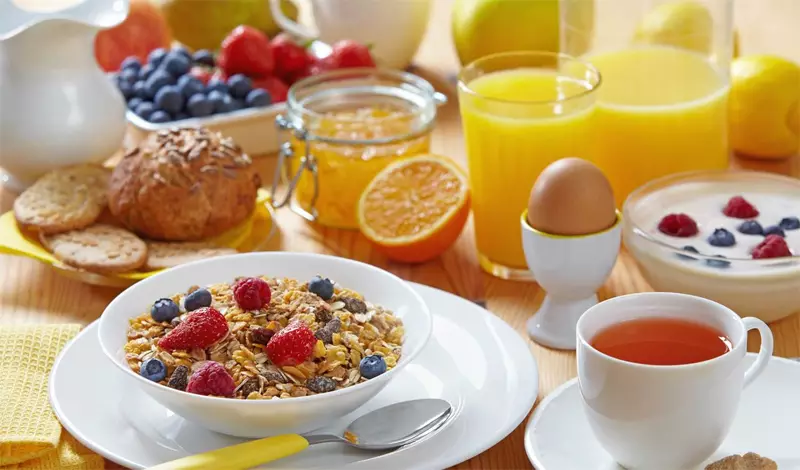 El mejor desayuno Por supuesto, no todos los alimentos solo beneficiarán al organismo inicial. El salvado de avena, los huevos y los arándanos se absorben mejor. El té verde es una gran adición.