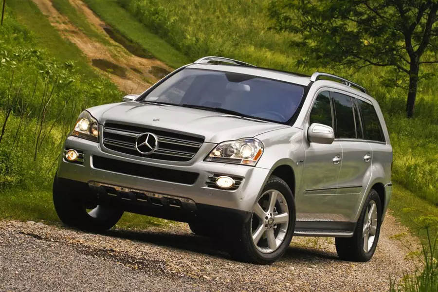 „Mercedes-Benz GL“. Dviejų pakopų oro pagalvių išskleidimas, vairuotojo kelio oro pagalvė ir šoninės užuolaidos visoms trims sėdynių eilėms-visa tai 2012 m. Tapo logiška ilgalaikės koncerno kovos dėl klientų gyvybių plėtra.