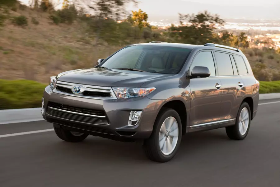 „Toyota Highlander“. Didelis šiame sąraše esančių kryžminimo priemonių skaičius yra dėl to, kad tik 2009–2012 m. Daugelis gamintojų sugebėjo susidoroti su savo pagrindine problema, dėl kurios visos kitos saugos priemonės buvo nenaudingos. Viskas, ko reikia, buvo apsauga nuo apvirtimo, įskaitant „Highlander“, kad taptų saugiausia transporto priemone.