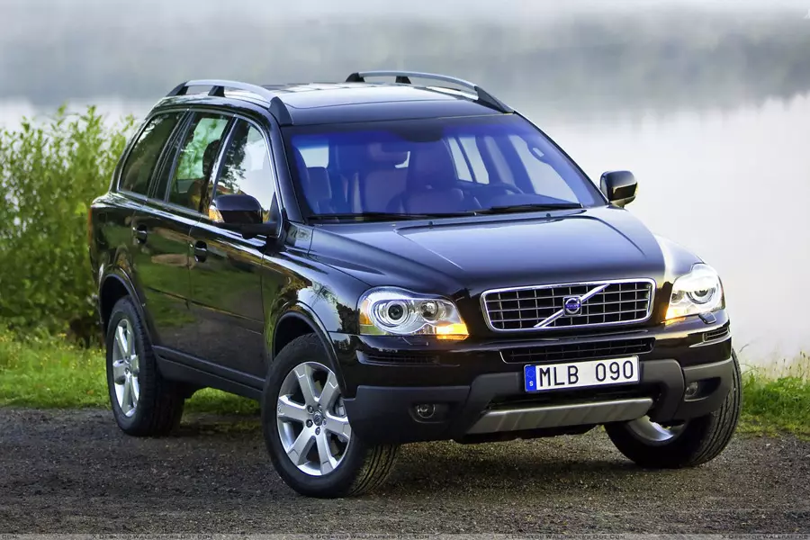 വോൾവോ XC90. 2009 ആയപ്പോഴേക്കും, വോൾവോ, അതിന്റെ ഏറ്റവും വിജയകരമായ എസ്‌യുവിയുമായി, ഒപ്റ്റിമൽ സാങ്കേതിക രൂപത്തിൽ വന്നു, ഇത് നിരവധി ചെറിയ ബാഹ്യ പരിഷ്ക്കരണങ്ങളിൽ ശ്രദ്ധ കേന്ദ്രീകരിക്കാൻ അനുവദിച്ചു. അതിനാൽ, 2009-2012 മുതൽ ഏറ്റവും സുരക്ഷിതമായി ഉപയോഗിച്ച കാറുകളിൽ ഒന്ന് തിരഞ്ഞെടുക്കുന്നത്, XC90- ൽ പ്രത്യേക ശ്രദ്ധ നൽകുന്നത് മൂല്യവത്താണ്.