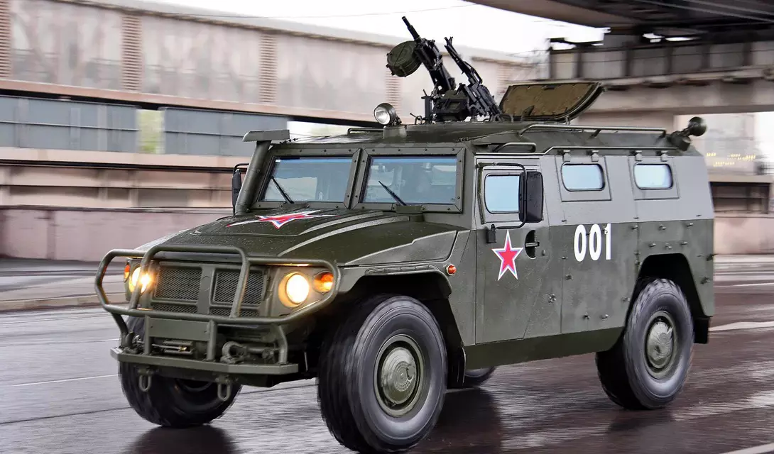 Il fuoristrada dell'esercito Tiger Combat GAZ-2330 "Tiger" può essere utilizzato in condizioni urbane: infatti, all'inizio la dirigenza SOBR era interessata a questo. Nel tetto del veicolo sono presenti due staffe per mitragliatrici, il cui operatore opera da un portello rotante.