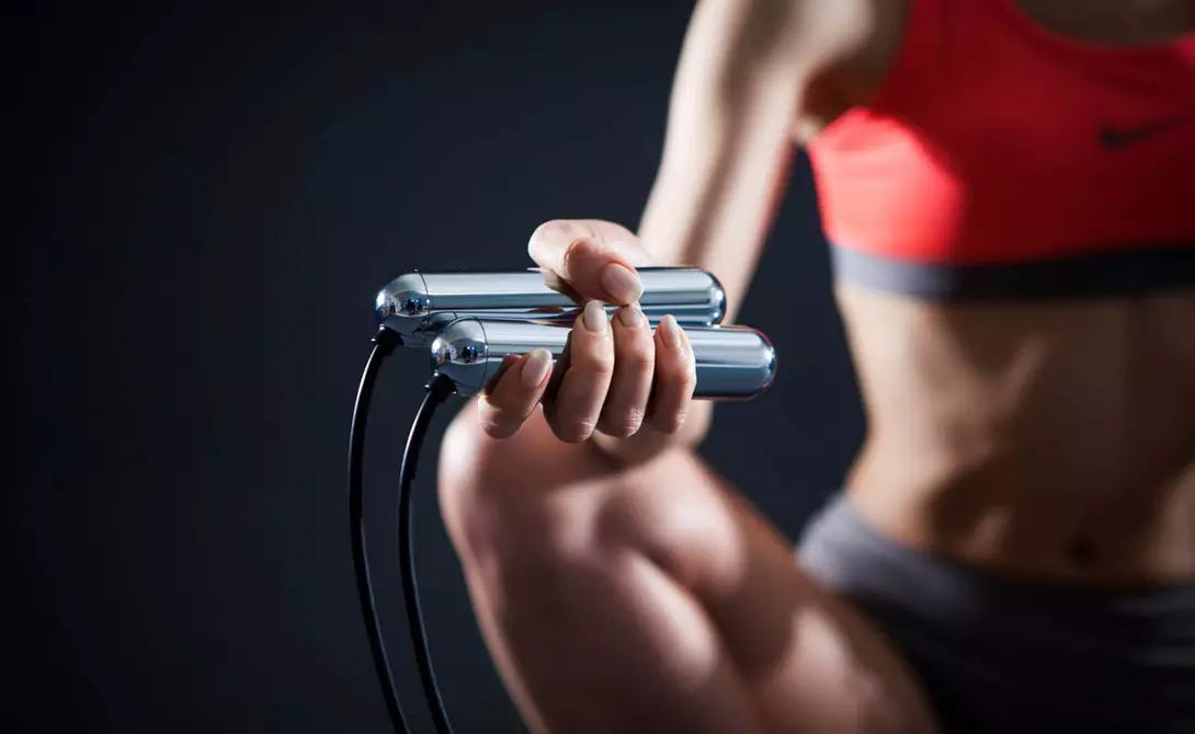 Jumping Rope Jumping rope er notað af öllum frá hnefaleikum til kraftlyftinga. Það hjálpar þér að léttast, þróa samhæfingu útlima - og, eins og það kemur í ljós, bæta heilann svolítið. Í fyrsta lagi gegnir sama samstillta verk útlimum hlutverki og gefur taugakerfinu ákveðna byrði. Í öðru lagi mettar öll æfingin líkamann með súrefni, sem hefur einnig jákvæð áhrif á almennt ástand heilans.