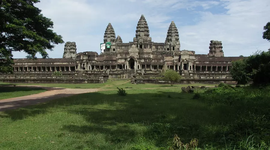 Temple antique Le Cambodge et la Thaïlande se livrent une véritable mini-guerre pour la propriété de l'ancien temple Khao Phra Viharn. De plus, la Cour internationale de justice a accordé au Cambodge le droit officiel de gérer le terrain sur lequel se dresse le temple. En réponse, la Thaïlande a simplement accepté et démissionné de la Cour internationale de justice. En février 2011, la situation dégénère en un échange de coups de feu : 18 personnes sont tuées des deux côtés, et plus de 85 000 habitants des villages environnants sont évacués.