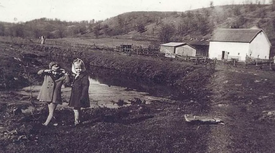 A sima hentes Ed Gainey szegény családban született. A gazdaság, ahol a fiú szüleivel és Henry testvérével lakott, a külvárosban volt, a vendégek ritkán érkeztek ide. A család apja feketét ivott, amiért anyja egyszerűen gyűlölte. 1940 -ben az alkoholista halálra fagyott, és a későbbi Plainfield Mészárosnak a család feje lett.