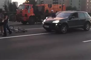 Os maiores dun caro coche querían vencer ao ciclista, pero recibiron un duro rexeitamento