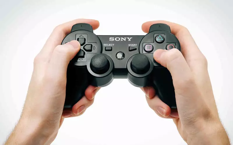 Controllers Bedrigingsnivo: Medium Hast elkenien yn 't hûs hat in spultsjekonsole. Hoefolle tiid besteegje jo oan it fermoardzjen fan de folgjende meunsters? En hoe sit it mei de nacht by de ôfstânskontrôle, as allinich jo oerbleaun binne yn 'e heule wrâld, it monitorskerm en in bord mei hearlik iten yn' e buert - om net yn 'e keuken te rinnen? Stel jo no foar hoefolle kearen jo mei smoarge hannen op 'e controller gripe. En hoefolle smoargens kin it plestik opnimme. Walgelijk!