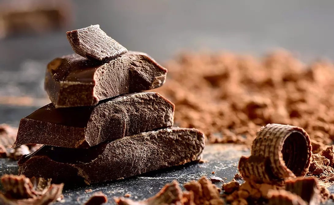 Chocolat Curieusement, même le chocolat aide à perdre du poids dans un rêve. Mais il faut le manger judicieusement : choisissez exclusivement des variétés amères foncées à haute teneur en cacao et ne soyez pas gourmand. Deux ou trois tranches de chocolat noir augmenteront la teneur en antioxydants dans le corps - une plus grande quantité se déposera déjà dans des kilogrammes inutiles de réserves de graisse.