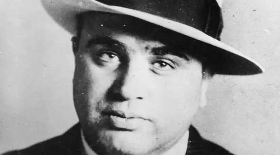 Biznis nan Chicago Pa 1917, New York City lapolis te sou lachas a pou Capone: li te akize de kat touye moun premedite. Ansanm ak Johnny Torrio, Alphonse demenaje ale rete nan Chicago, kote li byen vit mennen gang lan. Nan moman sa a, òganizasyon an te gen twa san mil dola nan yon semèn e li te kapab mete sou yon mil moun nan lari yo. Capone te sèlman 26 ane fin vye granmoun e li te deja konsidere kòm youn nan moun ki pi danjere nan Amerik la.