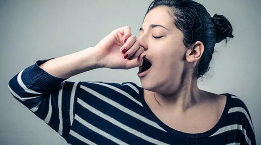 Bâiller On croit que nous bâillons parce que le corps n'a pas assez d'oxygène. En fait, la fonction principale du bâillement est de refroidir le cerveau, c'est pourquoi nous commençons à bâiller lorsque nous sommes nerveux ou soumis à un effort intense.