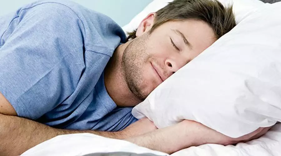 Convulsioni miocloniche Conosci le sensazioni quando, sull'orlo del sonno profondo, tutti i muscoli del corpo si contraggono improvvisamente, come per una scossa elettrica? Il fatto è che a letto la frequenza respiratoria diminuisce bruscamente e il polso rallenta. La totalità di questo stato è interpretata inequivocabilmente dal cervello come uno stato di morte e ha fretta di salvare il corpo con un tale shock.