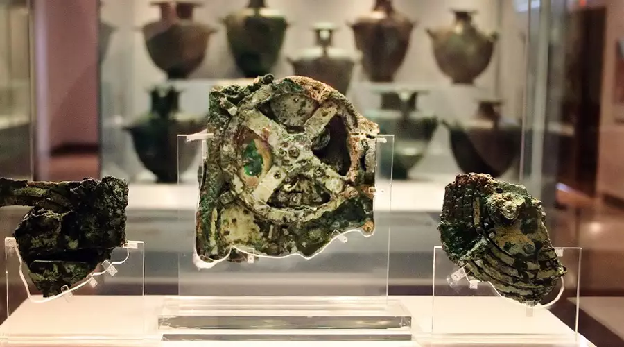 Antikythera ميکانيزم Antikythera nearيٽ جي ويجهو هڪ قديم wيڙي جي تباهيءَ جا باقيات 1901 ۾ غوطا خور دريافت ٿيا. ڪيتريون ئي brokenريل مجسما ۽ گلدستا ھي theان مٿي ڪيا ويا ، ۽ س important کان اھم ، ھڪڙو پراسرار ميڪانيزم createdاھيو ويو سوين سال ق. هڪ س deviceي ڊوائس جي مدد سان ، قديم نيويگيٽرز بلڪل درست انداز سان رات جي آسمان ۾ تارن جي مقام جو تعين ڪيو. ان جو مطلب ھي آھي ته يوناني فيلسوفن ڪائنات جي بنيادي structureانچي کي twoه ھزار سال ا understood سمجھيو ھو.