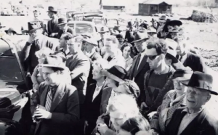 Time Traveler Remarquez l'homme en lunettes de soleil et en T-shirt. La photo a été prise en 1940, et le gars semble venir d'une époque beaucoup plus tardive. Les chercheurs appellent l'image "Time Traveler".