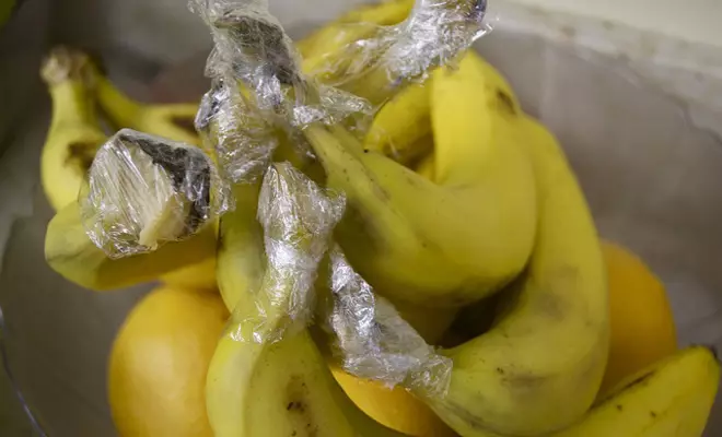 Svježe banane Banane su najveći otpadni proizvod jer imaju tendenciju da kupuju više nego što mogu pojesti. Zamotajte podnožje hrpe u plastičnu foliju i ne brinite da će banane pocrnjeti. Prozirna folija pomoći će im da zadrže vlagu koja im je potrebna.