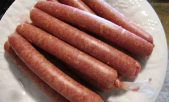 Sausage dzinozvigadzirira Iwe pamwe wakambonzwa kanopfuura kamwe chete kuti haufanire kutenga masoseji nesoseji muchitoro. Zvirinani kusaita izvi - uyezve, unogona kubika sausage inonaka kumba. Putira nyama yakakangwa mupurasitiki yekuputira uye isa mubhaira rakapetwa - chinonaka, uye chakanyanya kukosha, chikafu chinogwinya chichava chakagadzirira mumaminetsi mashoma.