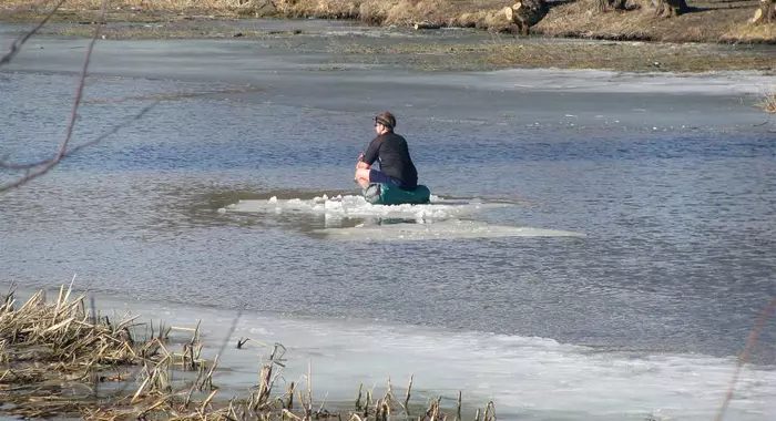 Vojaĝi sur glacion Antaŭ ol grimpi sur glaciflosaĵon kaj sendepende derompi ĝin de la ĝenerala maso, nur la plej talentaj reprezentantoj de la korta elito estis sufiĉe inteligentaj. Kompreneble, estis tre malmultaj tre malbonaj rezultoj, sed estis sufiĉe da frostodifekto kaj vokis la savservojn.