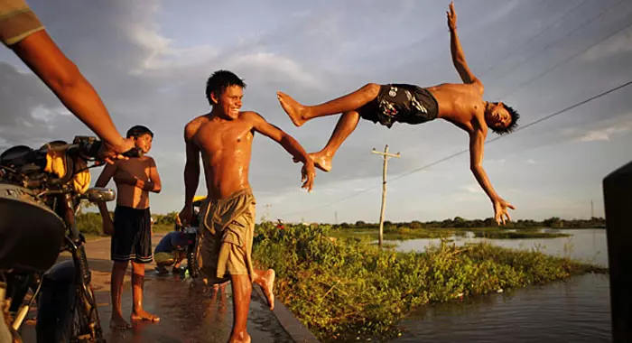 Melompat dari jambatan Ketinggian beberapa meter disebabkan bukan rasa takut, tetapi hanya penghinaan. Orang India apa yang takut melompat ke dalam air dari jambatan kereta api? Betul, hanya yang paling pintar. Malangnya, ini adalah golongan minoriti di suku tersebut. Tugas itu sering menjadi lebih rumit: mereka melompat di surat khabar, melakukan jungkir balik dan bahkan berusaha masuk ke kapal penyelamat kapal.