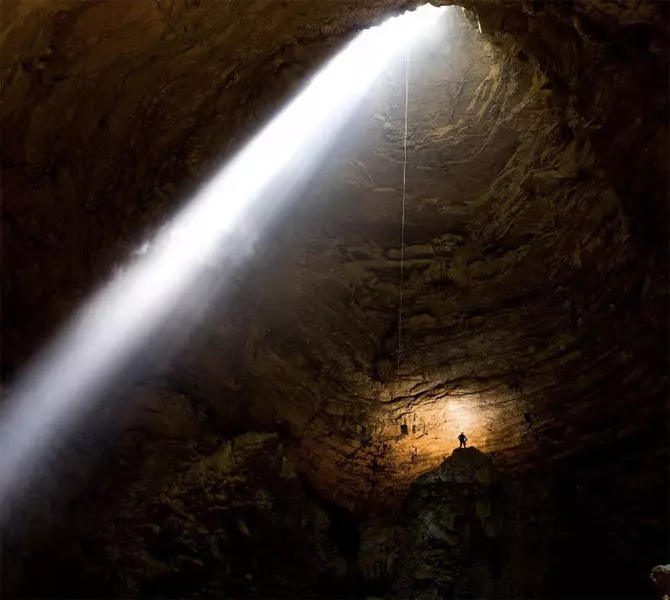 Pintu masuk pertama ke gua terletak pada ketinggian sekitar 2250 m dari permukaan laut di saluran Orto-Balagan. Pintu masuk kedua ke gua, yang ditemui pada bulan Ogos 2014, terletak 3 meter lebih tinggi dari yang pertama.