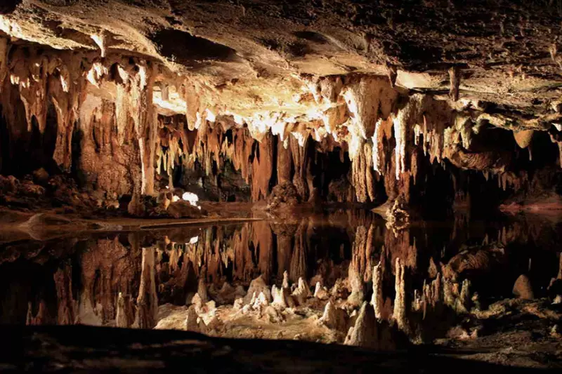 Nella parte inferiore sono noti più di 8 sifoni (situati a profondità da 1400 a 2144 m). La grotta si trova in una falda calcarea, mentre la parte inferiore da una profondità di 1600 metri è posata in calcari neri.