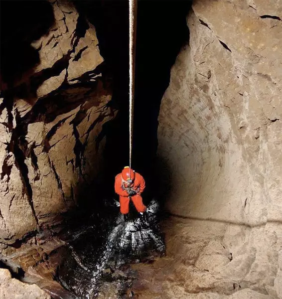 Sehingga Jun 2001, gua Lamprechtsofen dengan kedalaman 1632 meter, yang terletak di Pegunungan Batu Kapur Utara, dianggap sebagai gua terdalam di dunia, sehingga ekspedisi Persatuan Speleologi Ukraine dengan penyertaan speleolog Moscow membuat rekod dunia, mencapai 1710 meter di gua Krubera-Voronya.