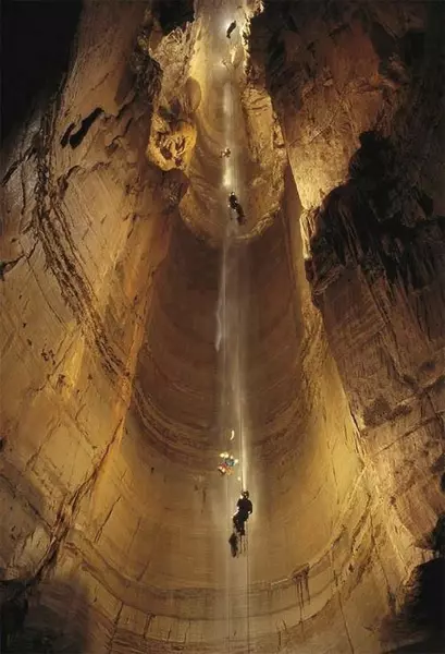 En 2004, la Kaverno Krubera-Voronya fariĝis la sola konata kaverno en la mondo kun profundo de pli ol 2000 metroj. La 19an de oktobro, por la unua fojo en la historio de speleologio, ni transiris la 2-kilometran linion - 2080 m.