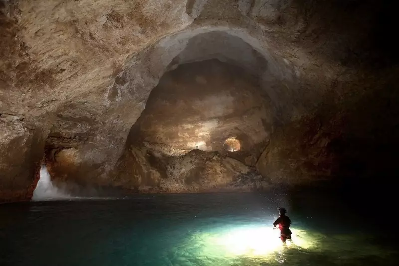 Puoi entrare nella grotta solo come parte di una delle spedizioni speleologiche, e anche in questo caso solo se hai le abilità di arrampicata appropriate e l'attrezzatura speleologica speciale.