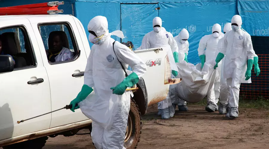 Ebola A vacina do Ebola não existe na natureza, embora os médicos façam o possível para encontrá-la. A morte chega na segunda semana da doença e a morte parece muito feia.