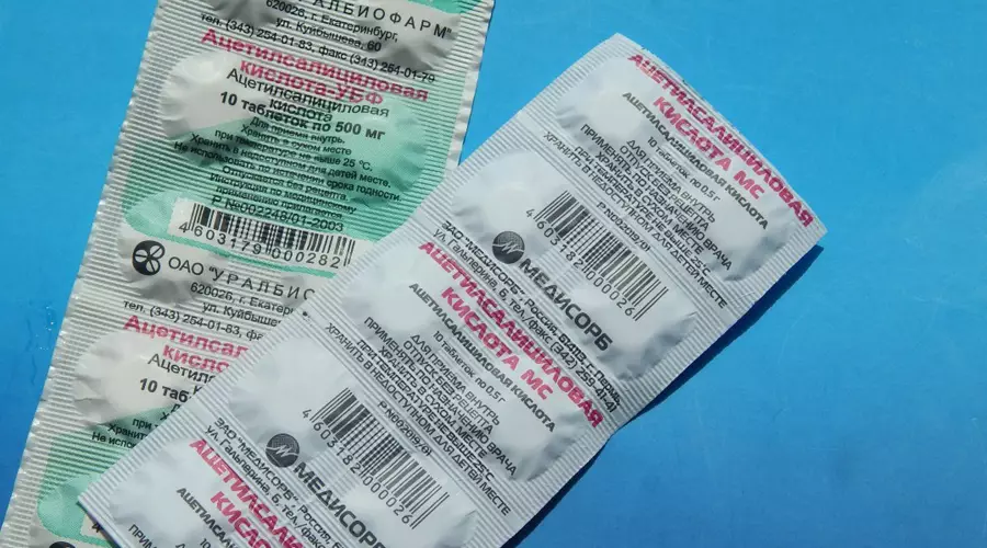 Acetylsalicylic acid Au, kuiweka kwa urahisi, aspirini ya kawaida. Kliniki labda itakuandikia wewe mahali pa kwanza, kwani dawa hiyo kwa ufanisi na salama huimarisha damu na inaboresha upenyezaji wa mishipa. Kuhusu kipimo, itakuwa bora kuzungumza na daktari: matibabu ya kibinafsi hayajamletea mtu yeyote mzuri bado.