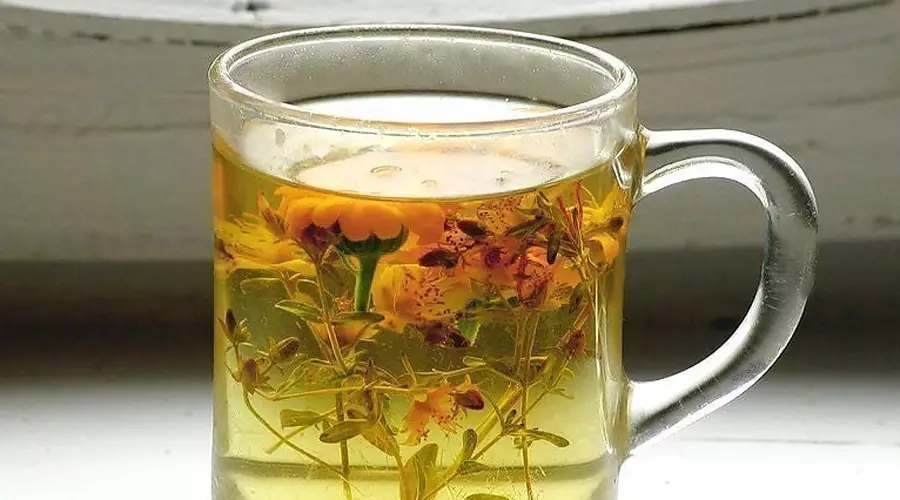 Uingizaji wa Meadowsweet infusion hii inaweza kuwa mbadala bora ya aspirini. Mchuzi wa meadowsweet hutumiwa wote kwa madhumuni ya mapambo na kwa matibabu ya magonjwa makubwa - watu huita mimea hiyo viazi arobaini, ambayo ni kusaidia kukabiliana na magonjwa 40. Kichocheo cha infusion ni rahisi: kijiko cha meadowsweet kimetengenezwa na glasi ya maji ya moto na kuchujwa.