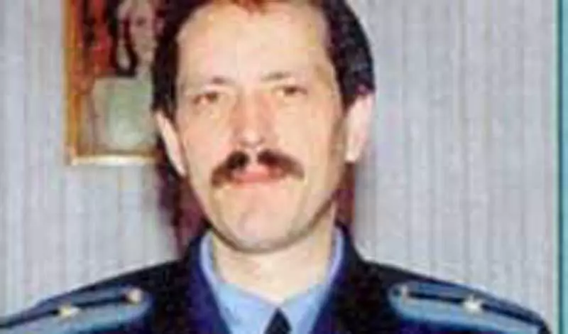 Uma continuação inesperada Mas este é apenas o começo da história. Em 1996, o galante capitão da polícia Yevgeny Mokichev estava seguindo o rastro de criminosos perigosos e quase solucionou o sangrento caso do roubo de um cabo elétrico no valor de cinco mil rublos. Mas o fio da investigação, de repente, levou o detetive à múmia de Alyoshenka, quem sabe como se viu em um abrigo em vez dos procurados saqueadores de propriedade do Estado. O colega sênior de Mokichev, o major Vladimir Bendlin, assumiu um novo caso.