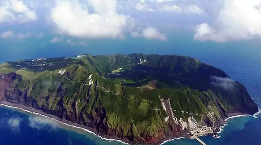 Aogashima Hele landsbyen er et ekte vulkankrater. Selvfølgelig har det ikke fungert på lenge - men hvem vet hvilke overraskelser naturen forbereder innbyggerne på.