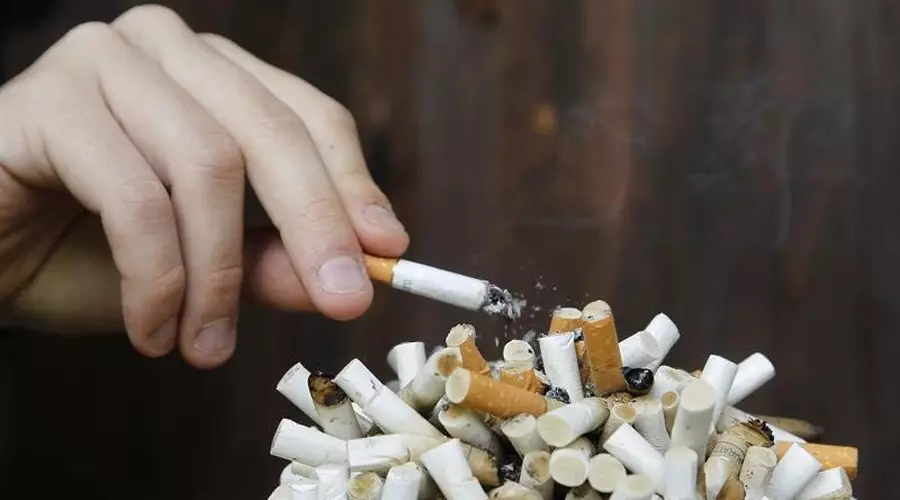 Rokok Nikotin harus dibuang terlebih dahulu. Racun ini tidak hanya memperpendek hidup Anda, orang-orang di sekitar Anda juga menderita. Berhenti merokok akan menjadi hadiah nyata bagi tubuh: tekanan darah akan kembali normal, dan kulit muda akan kembali.