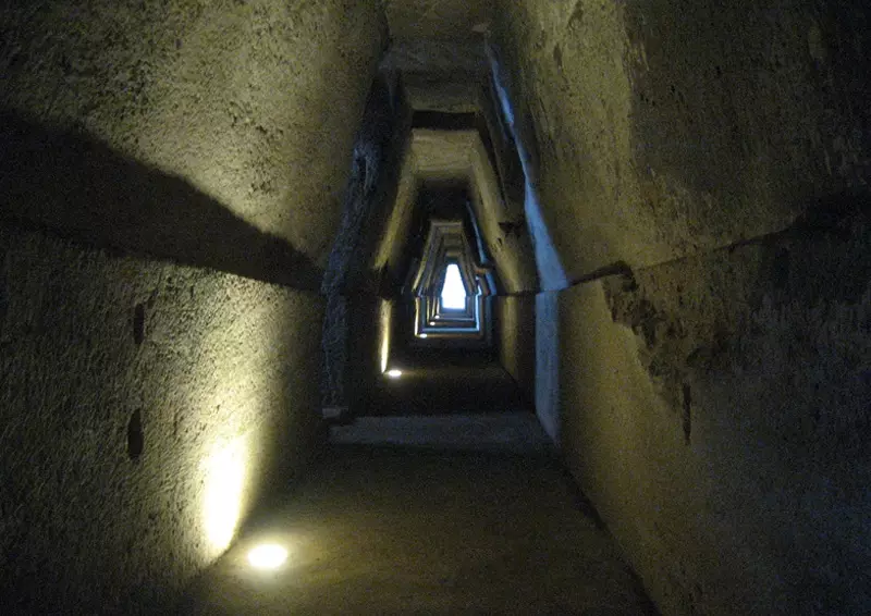 La cueva de la Sibila, Italia Según la mitología griega, la Kumskaya Sibila recibió como regalo de Apolo tantos años de vida como granos de arena hay en su palma. La adivina pidió olvidarse de la eterna juventud, por lo que gradualmente se secó. Se cree que Kumskaya Sibyl vivía en una de las cuevas de Kumah, cerca de Nápoles. La cueva de Sibyl juega un papel importante en el inframundo bajo Kimi. Y no muy lejos está el lago Avernus, que para los romanos y griegos era la entrada al infierno.