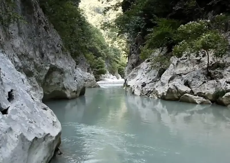 Osimiri Acheron, Greece Dị ka akụkọ ifo ndị Gris oge ochie si kwuo, Acheron bụ osimiri nke onye na -ebu Charon na -ebuga mkpụrụ obi. Mana osimiri a dị ọ bụghị naanị na akụkọ ifo, kamakwa na ụwa n'ezie. Osimiri ahụ na -asọba na mpaghara Epirus nke Thesprotia, na -agafe mpaghara Kakozuli nke ugwu, ọmarịcha ọmarịcha kilomita 5 n'ogologo, ndagwurugwu Epirus wee pụọ n'ime ọdọ mmiri apịtị Acherusia. Na ihe nkiri Dante's Divine Comedy, Osimiri Acheron gbara okirikiri nke Hel gburugburu. Ọ baghị uru ikwu, ọtụtụ na -anwa ịghara igwu mmiri ebe a site n'otu ụsọ oké osimiri gaa n'ọzọ.