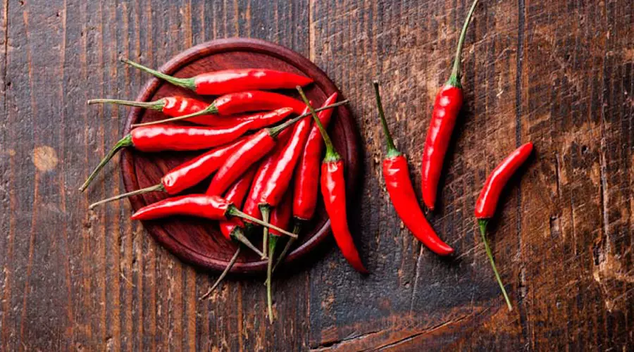 Mexikanesch Zeechnen Cayenne Peffer a Mënz Gëff en halleft Esslöffel Chili Peffer mat engem Glas kachend Waasser an füügt 1/8 vum gemalen Zwiebel, e puer Mënzblieder an e Echinacea Blat an d'Mëschung. Déi resultéierend Léisung kann op d'mannst Feinde aus de Maueren vun der belagerter Stad werfen, op d'mannst den Hals heelen.