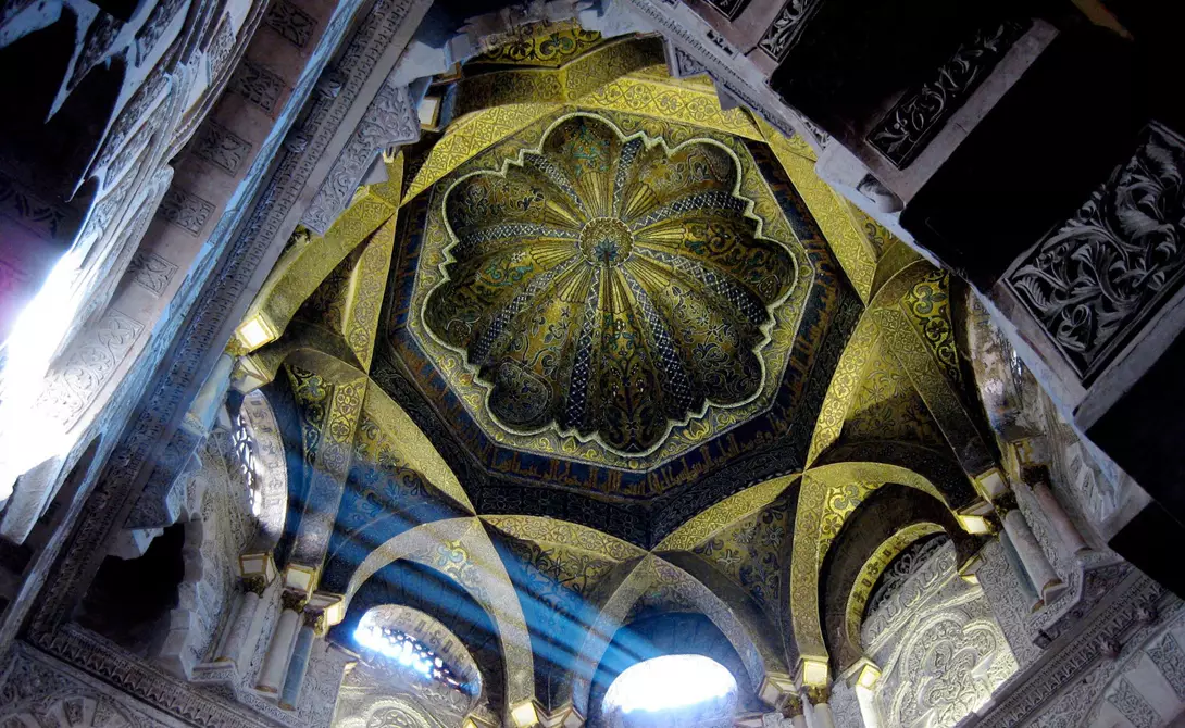 Mesquita Còrdova, Espanya Una altra mesquita medieval, construïda el 784, va ser presa pels catòlics i convertida en catedral catòlica romana el 1236. Mesquita és considerada la peça més famosa de l'arquitectura morisca.