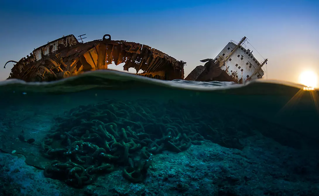 Scheepswrak Nominatie: Artifacts Door Tsaba Tokuloi Dit wrak ligt in de buurt van het Sinaï-schiereiland. Een jaar lang knaagde het zeewater aan de zijkanten van het schip, totdat het zijn skelet veranderde in een surrealistische herinnering aan de kwetsbaarheid van het menselijk leven.